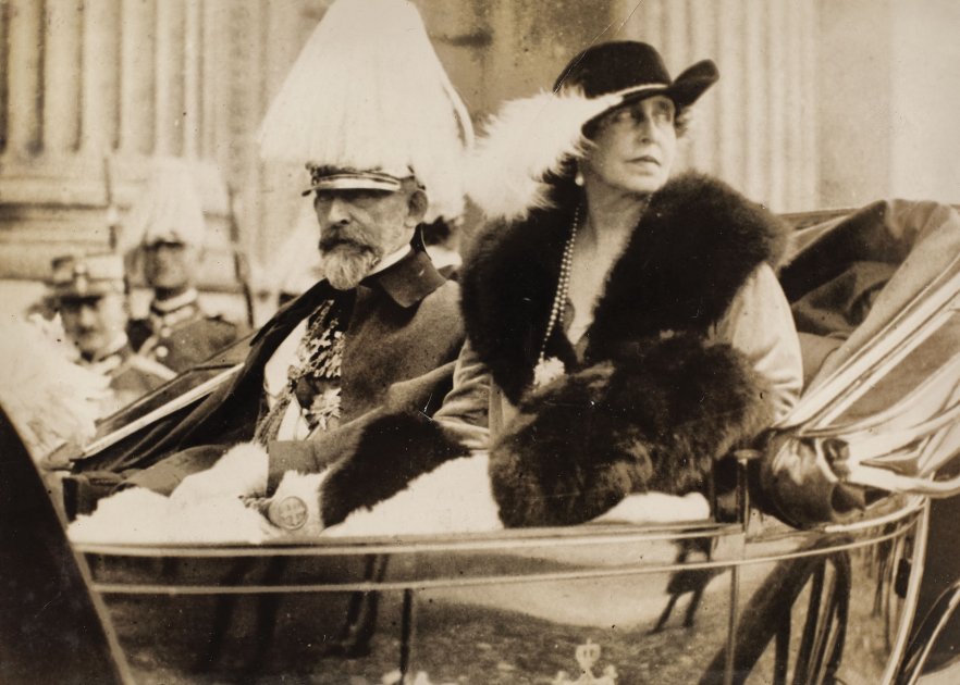 Fotografie ilustrându-i pe Regele Ferdinand și pe Regina Maria, pe ...