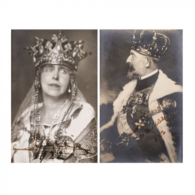 Lot format din două cărți poștale ilustrându-i pe Regina Maria și pe ...